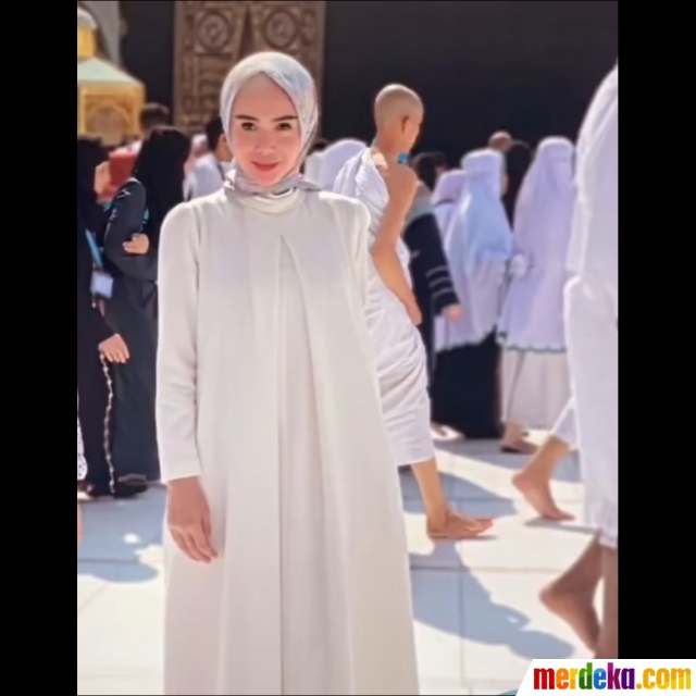 Foto Ibadah Umrah Di Tanah Suci Ini Deretan Foto Yuni Shara Kenakan Hijab Bikin Pangling