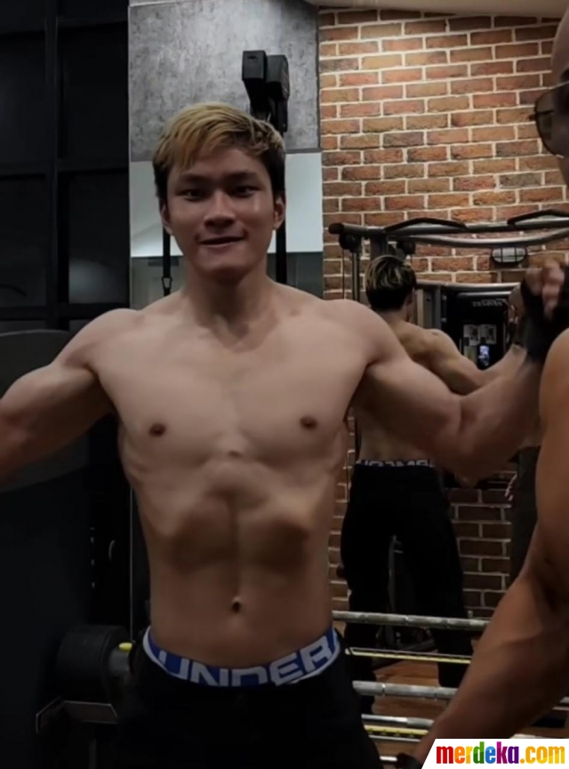 Foto : 5 Potret Azka Corbuzier Telanjang Dada, Pamer Otot Buat Netizen ...