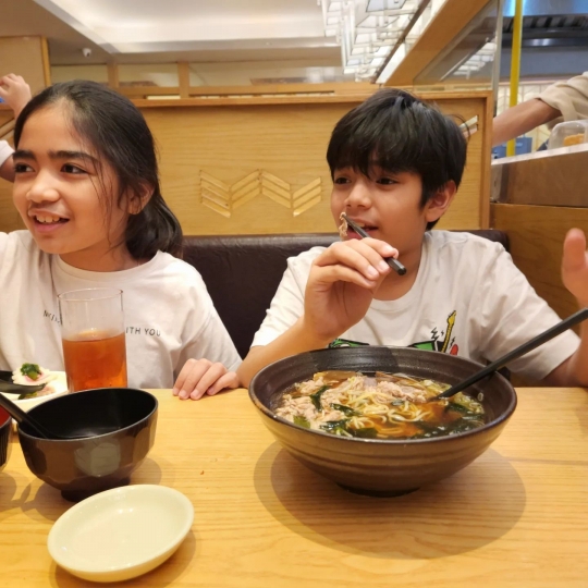 6 Potret Ganteng Zio Anak Tommy Kurniawan, Kini Beranjak Remaja