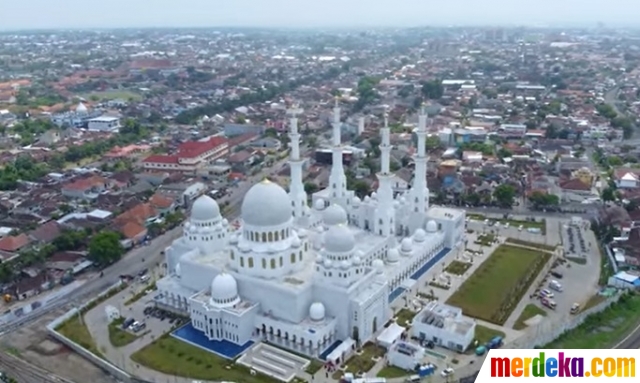Foto : Baru Diresmikan, Ini Potret Megah Masjid Raya Sheikh Zayed Solo ...