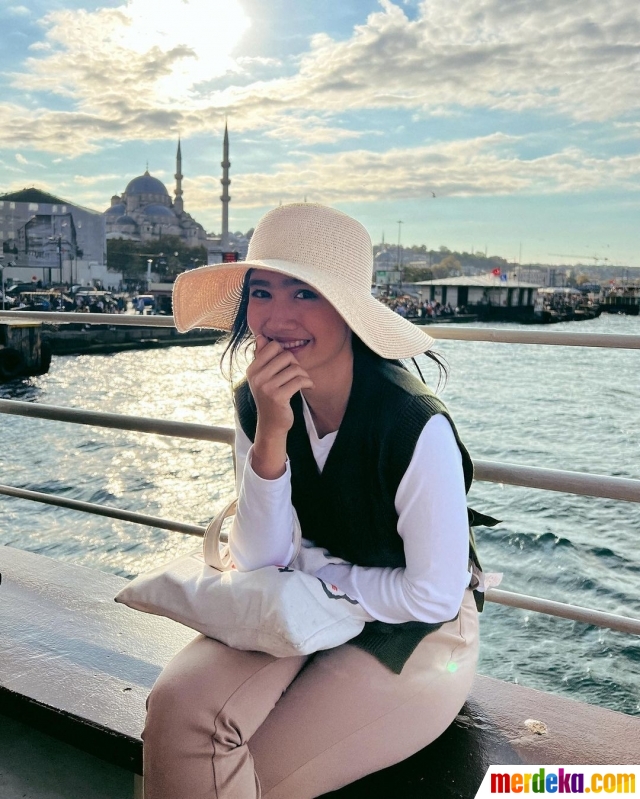 Foto : Potret Cantik Febby Rastanty di Turki, Penampilannya Mencuri ...