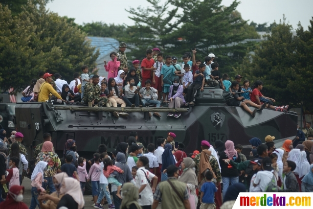 Foto : Antusiasme Warga Naik Tank di HUT ke-77 Korps Marinir | merdeka.com