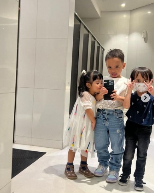 Layaknya ABG, Intip Momen Xabiru Mirror Selfie Bersama Gengnya
