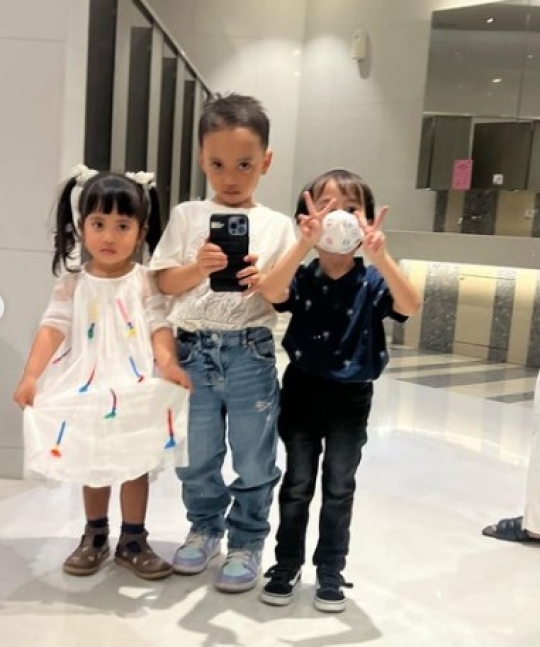 Layaknya ABG, Intip Momen Xabiru Mirror Selfie Bersama Gengnya