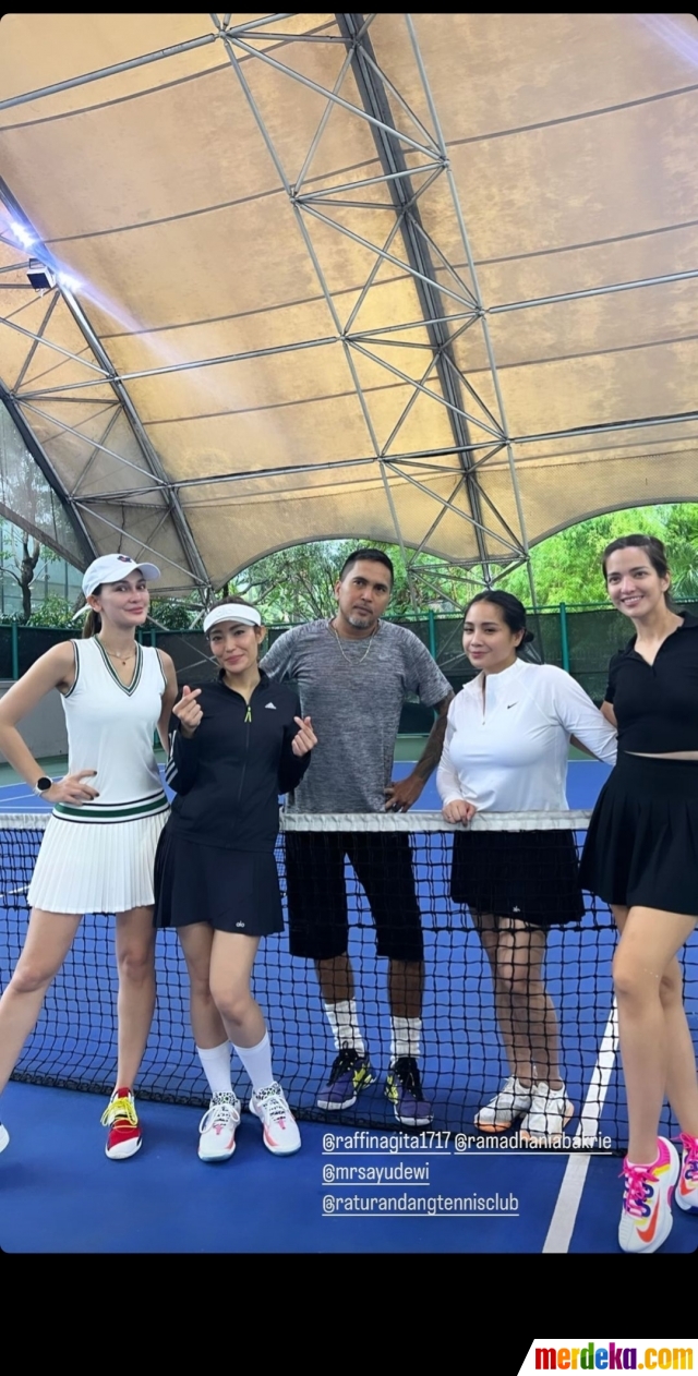 Foto : Momen Keseruan Luna Maya Latihan Tenis Bareng Rekan Artis, Ada Nagita Hingga Ayu Dewi ...