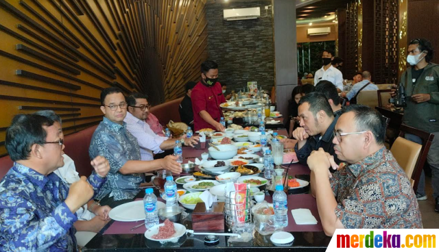 Foto : Momen Akrab dan Kompak Anies bersama NasDem-Demokrat-PKS Makan Nasi Padang | merdeka.com