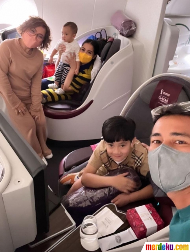 Foto : Terbang Bareng ke Qatar, Ini Deretan Momen Rayyanza Cipung Sukses Buat Bos TV Gemas ...
