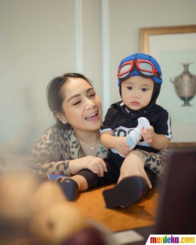 Foto : 10 Foto Rayyanza 'Cipung' Pakai Kaos Boss & Topi Pororo di Qatar ...