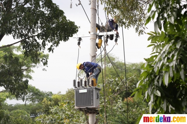 Foto : Perjuangan PLN Menyambung Kabel yang Terputus Usai Gempa Bumi di Cianjur | merdeka.com