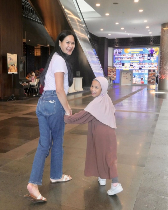 Potret Dona Harun Cantik & Awet Muda Walau Sudah Ada Cucu, Disebut Oma ...