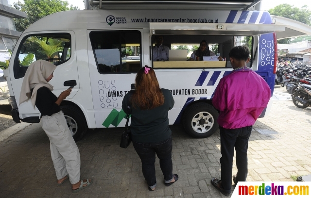 Foto : Pengurusan Kartu Pencari Kerja Secara Mobile | merdeka.com