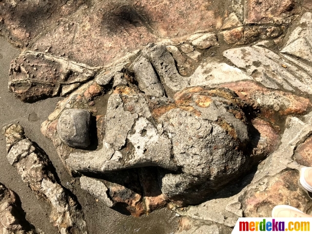 Foto : Foto-Foto Penampakan Batu Malin Kundang di Pantai Air Manis Padang | merdeka.com