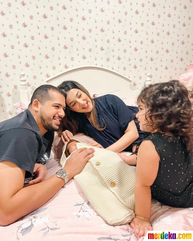 Foto : Sweet Banget! Ini Momen Ayang Anak Pertama Tasya Farasya Cium Pipi Sang Adik Baby Isa ...