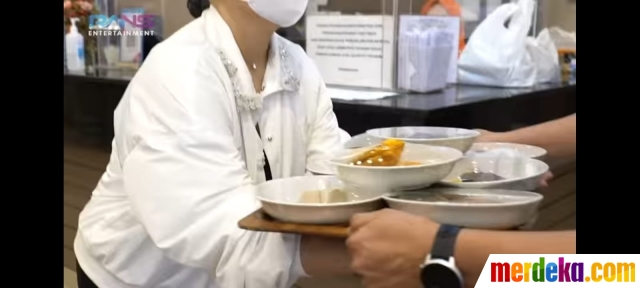 Foto : Potret Nagita Slavina Jadi Pelayan di Rumah Makan Padang, Bikin ...