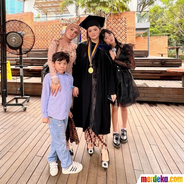 Foto : Momen Wisuda Tiara Savitri Putri Mulan Jameela, Penampilannya ...