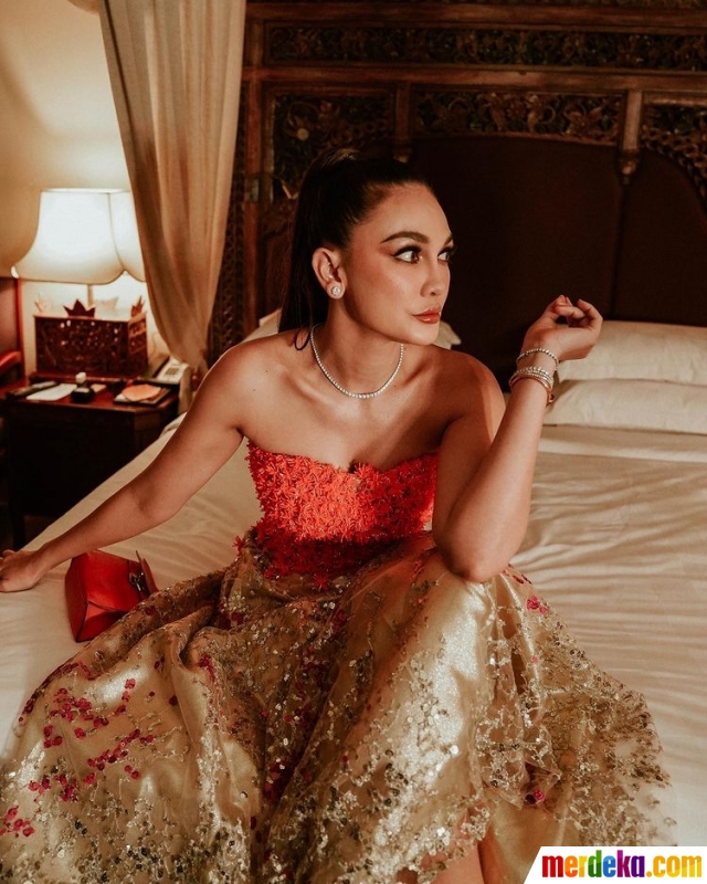 Foto : Luna Maya Disebut 'Bidadari Berwujud Manusia', Potret Bergaun Orange Cantik Banget ...