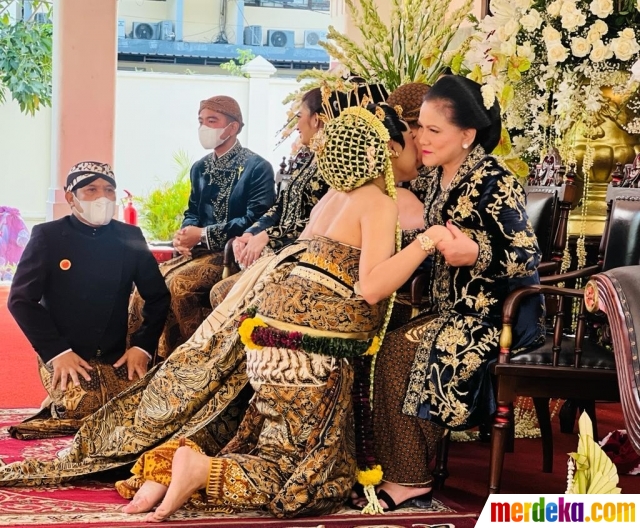 Foto : Prosesi Sungkeman Pengantin Kaesang-Erina di Solo | merdeka.com