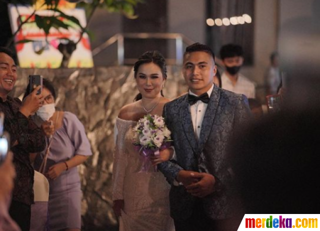 Foto : Resmi Nikah, Aprilio Manganang Tampil Semikasual dengan Sneakers ...