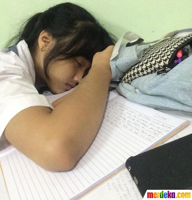 Foto : Beragam Gaya Fuji saat Tidur di Sekolah Jadi Sorotan | merdeka.com
