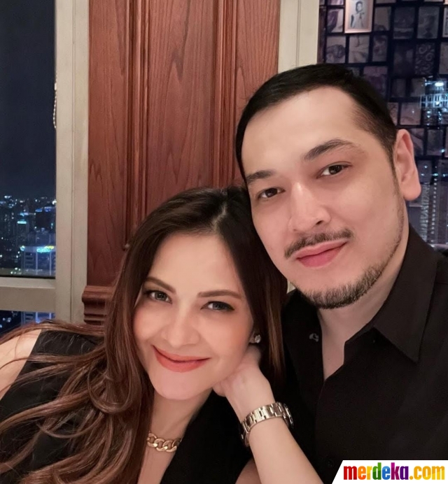 Foto : Jarang Tersorot, Ini Potret Mesra Cut Tari Bersama Suaminya Richard Kevin | merdeka.com