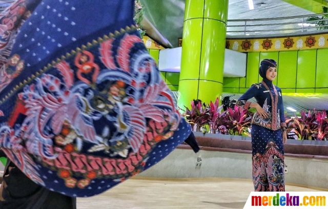Foto : Gaya Pramugari KAI Catwalk Pamerkan Seragam Baru Jelang Nataru ...