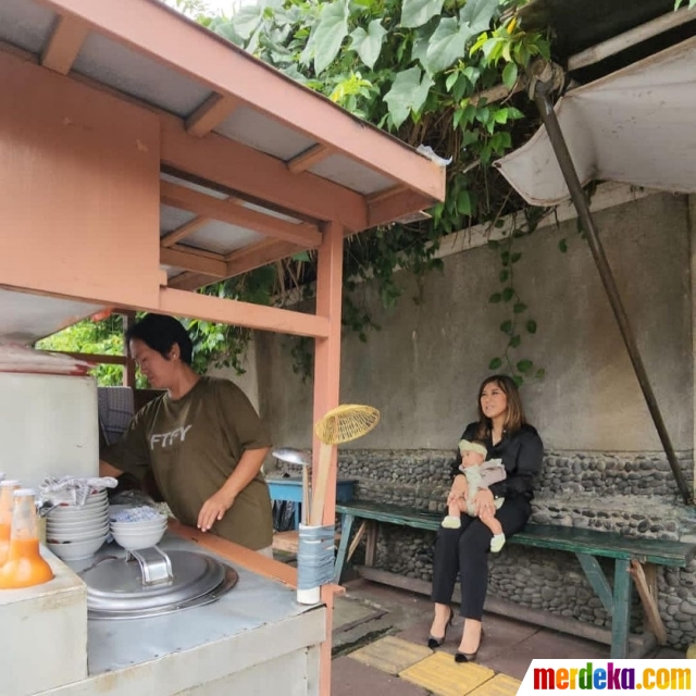 Foto : Nostalgia di Hari Ibu, Meutya Hafid Jajan Mi Ayam di Pinggir Jalan Bawa Sang Anak ...