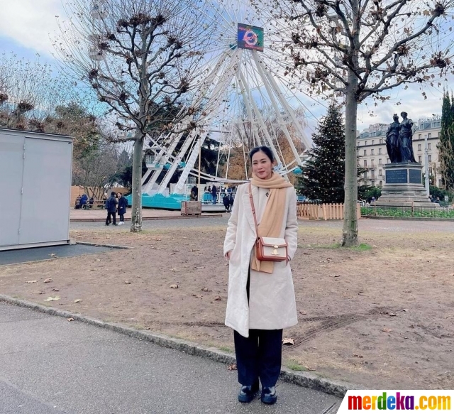 Foto : Cantik dan Memesona Bak ABG, Ini 5 Potret Bunga Zainal Liburan ...