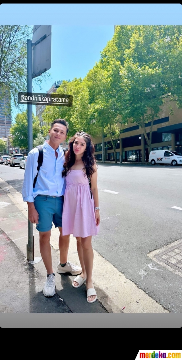 Foto : 6 Potret Ussy Liburan di Australia, Ibu Lima Anak yang Disebut Masih Seperti ABG ...