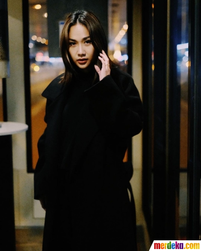 Foto : Gaya Bunga Citra Lestari Jalan-jalan di Jepang, Penampilannya ...