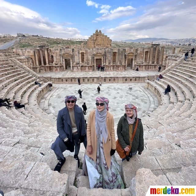 Foto : Deretan Foto Keluarga Arie Untung Liburan di Yordania, Potret ...
