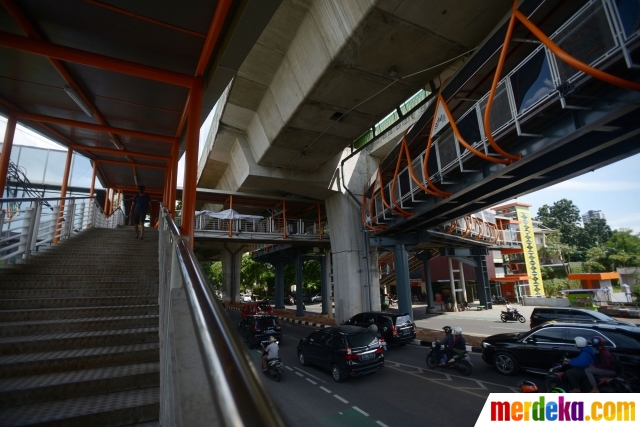 Foto : Siap Beroperasi, Skywalk Kebayoran Lama Integrasikan Stasiun dan ...