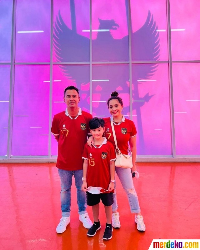 Foto : 5 Potret Nagita Nonton Timnas Indonesia di Stadion ...