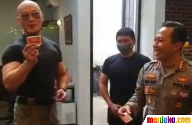 Foto : Deddy Corbuzier Pakai Seragam Hijau Pangkat Letkol Tituler saat Foto Bareng Kapolres ...
