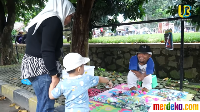 Foto : Mainan Viral, Ucok Baba Beralih Profesi Menjadi Penjual Lato ... Foto : Mainan Viral, Ucok Baba Beralih Profesi Menjadi Penjual Lato ...