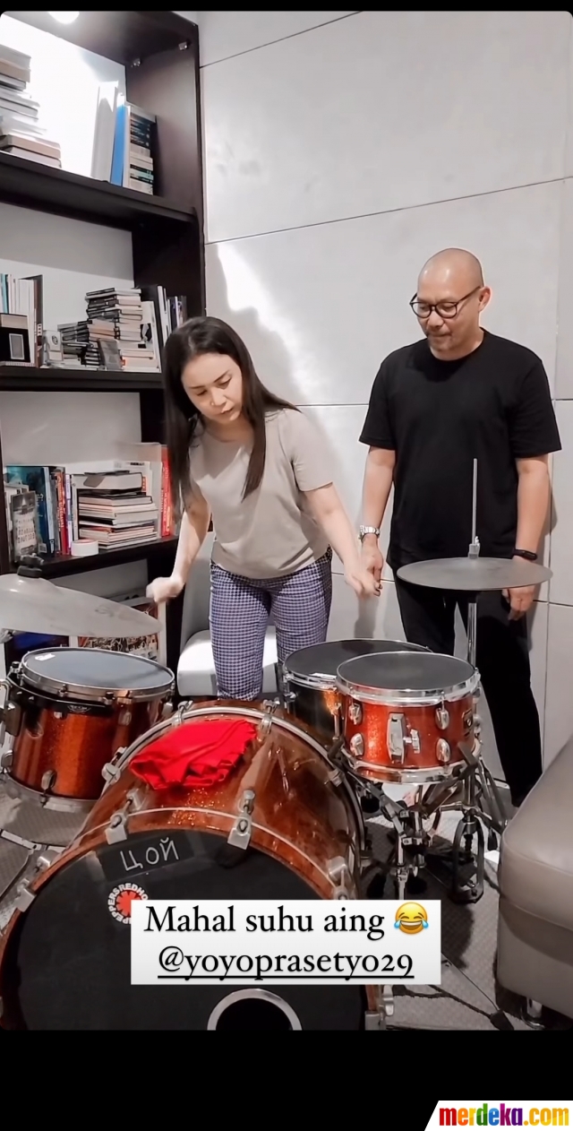 Foto : 8 Momen Kocak Rossa Latihan Drum dengan Yoyo: Biasa Pegang ...