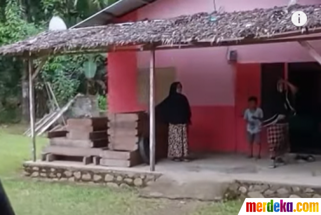 Foto : Potret Rumah Fajar Sadboy yang Sederhana, Dindingnya Pakai Papan ...