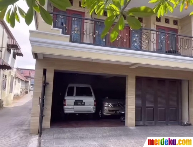 Foto : 12 Potret Rumah Inul di Kampung Halaman, Luas dan Mewah Meski di Dalam Gang | merdeka.com