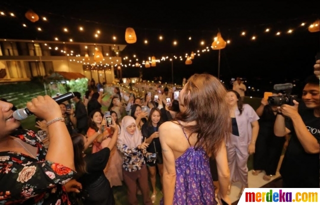 Foto : Intip Potret Bunda Corla Liburan di Bali, Seru-seruan Bareng 'Anak-anak' | merdeka.com