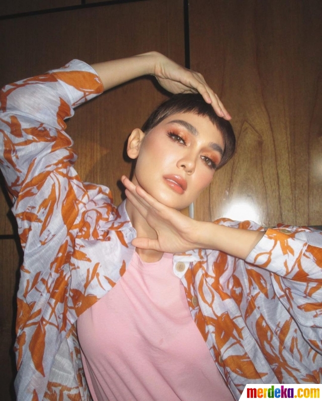 Foto Intip Penampilan Terbaru Luna Maya Dengan Rambut Berponi Terlihat Masih Muda
