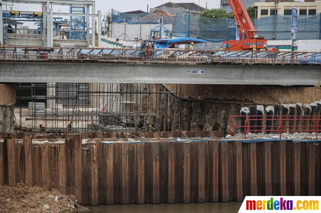 Foto : Potret Proyek Sodetan Ciliwung yang Kembali Dikerjakan usai ...