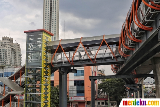 Foto : Skybridge Terpanjang di Jakarta Segera Diresmikan | merdeka.com