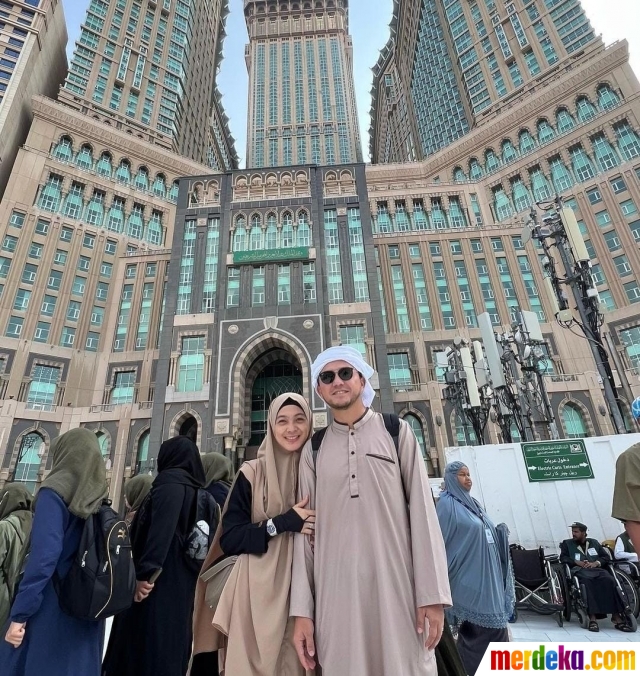 Foto : 5 Potret Ananda Omesh dan Dian Ayu Jalani Umrah Bersama, Disebut ...