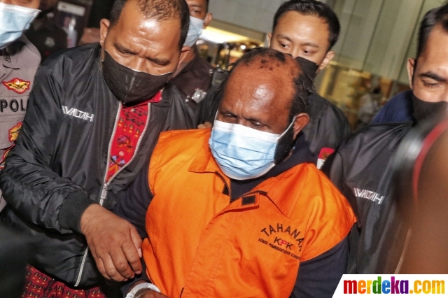 Foto : Usai Diperiksa, Ricky Ham Pagawak Tertunduk Lesu Kenakan Rompi ...