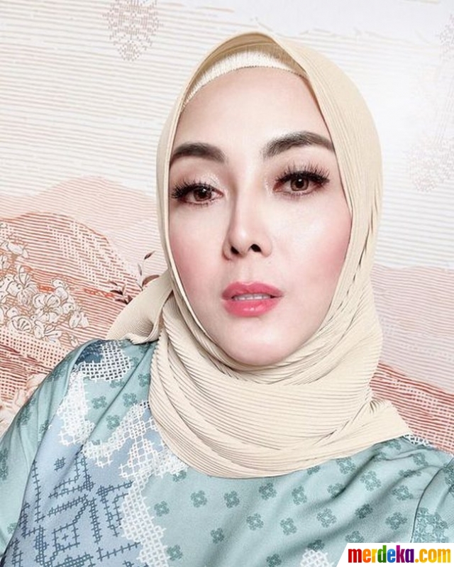 Foto : Belajar Berhijab, Intip Potret Terbaru Dhena Devanka Mantan Istri Jonathan Frizzy ...
