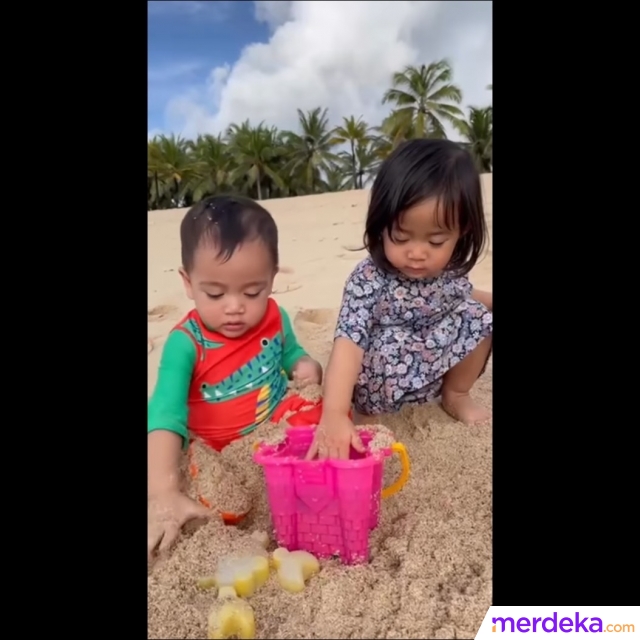 Foto : 6 Momen Rayyanza & Aruni Main Pasir di Pantai, Netizen 'Mirip Banget Kayak Kembar ...