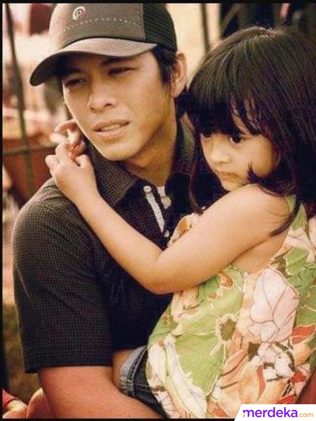 Foto : 6 Potret Jadul Ariel Noah Momong Alleia Kecil, Hot Daddy Idaman yang Penuh Perhatian ...