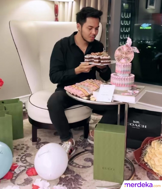 Foto : 6 Potret Terbaru Aher Mantan Suami Elly Sugigi yang Dipuji Makin ...
