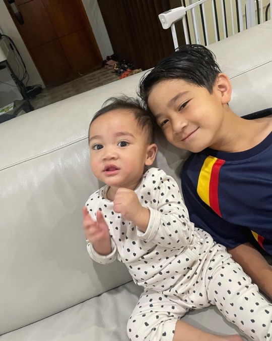6 Potret Terbaru Rayyanza Baru Bangun Tidur, Gayanya Cute Banget Bareng ...