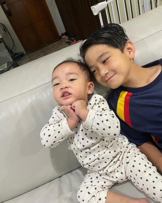 6 Potret Terbaru Rayyanza Baru Bangun Tidur, Gayanya Cute Banget Bareng ...