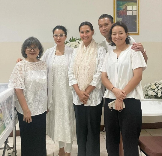 Lama Menghilang, Ini Foto Terbaru Dinna Olivia Tetap Cantik Menawan di Usia 40 Tahun